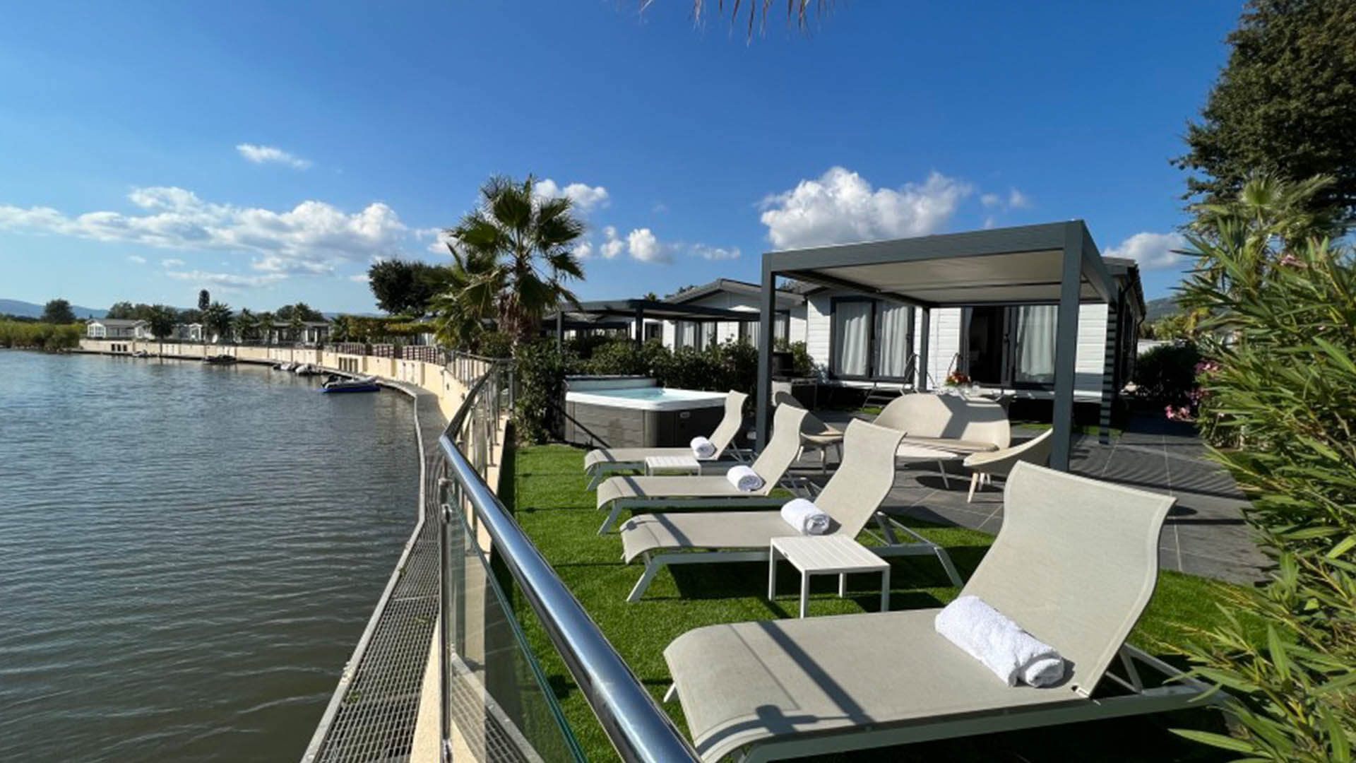 VIP Lodge 3 Riverside - Resort Camping Club Holiday Marina ***** - Port ...